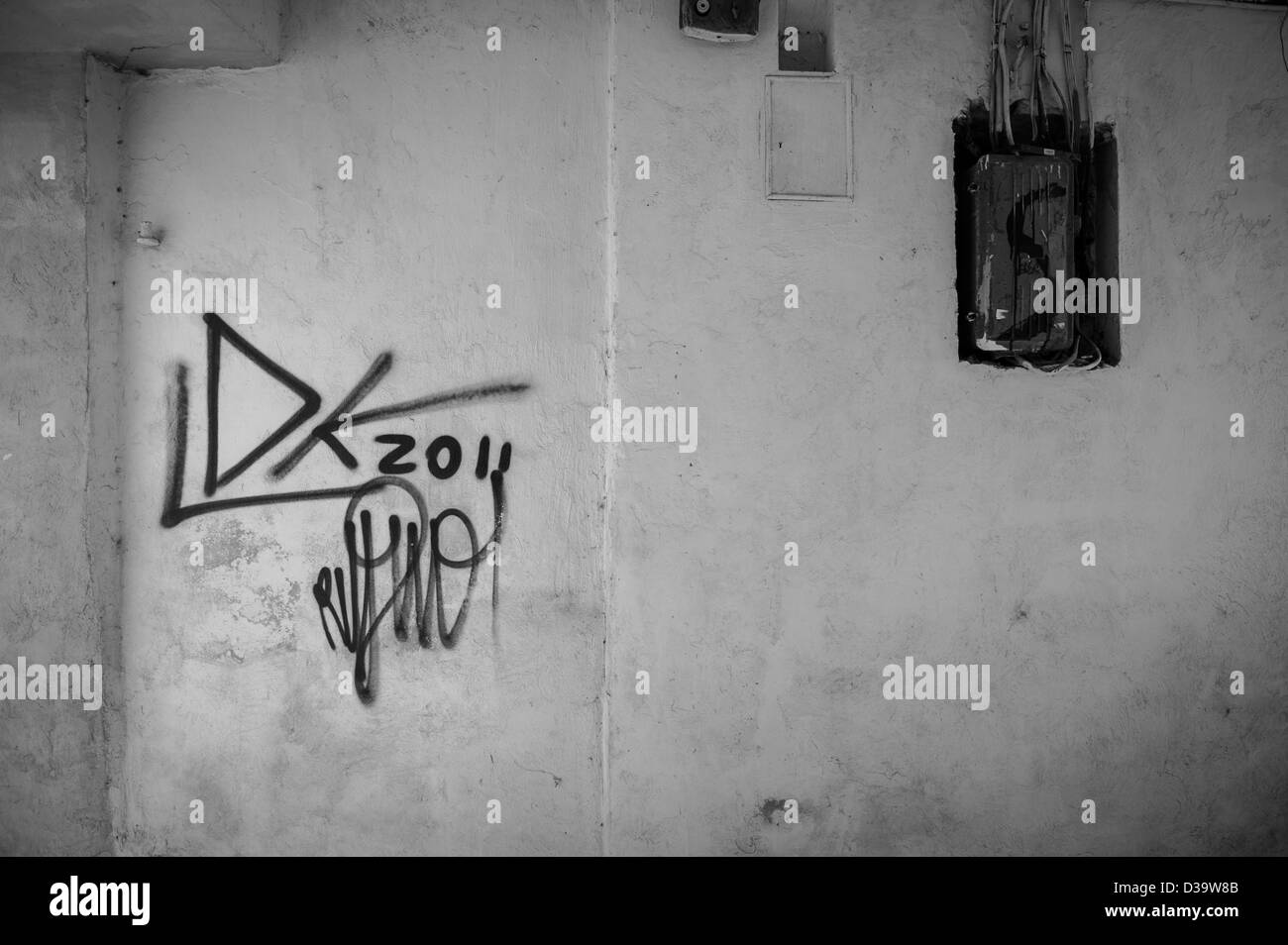Graffiti, eine weiße Wand und eine Junction box zeigt urban decay ...