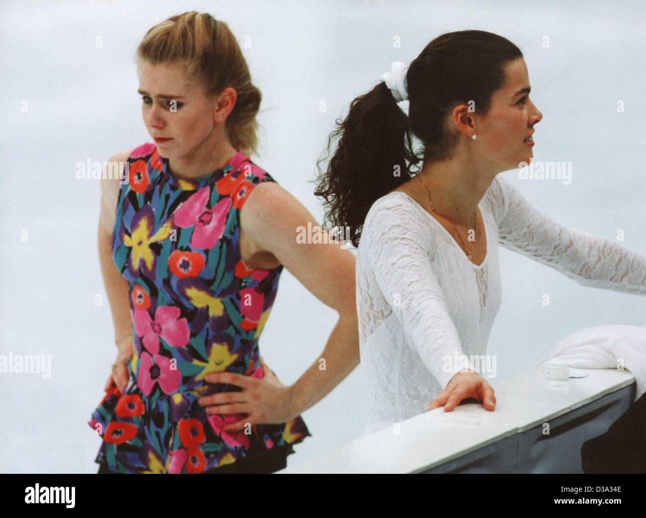 Dpa Dateien US Eiskunstlauferin Tonya Harding und Nancy Kerrigan eine Pause wahrend des Trainings in Lillehammer 17. Februar 1994. Im Januar war Kerrigans Knie mit einer Eisenstange zertrummert die Ha...