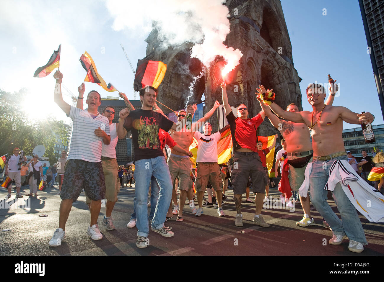 Berlin, Deutschland, mit Fußball Fans jubeln nach dem Bengal Flare KO ...