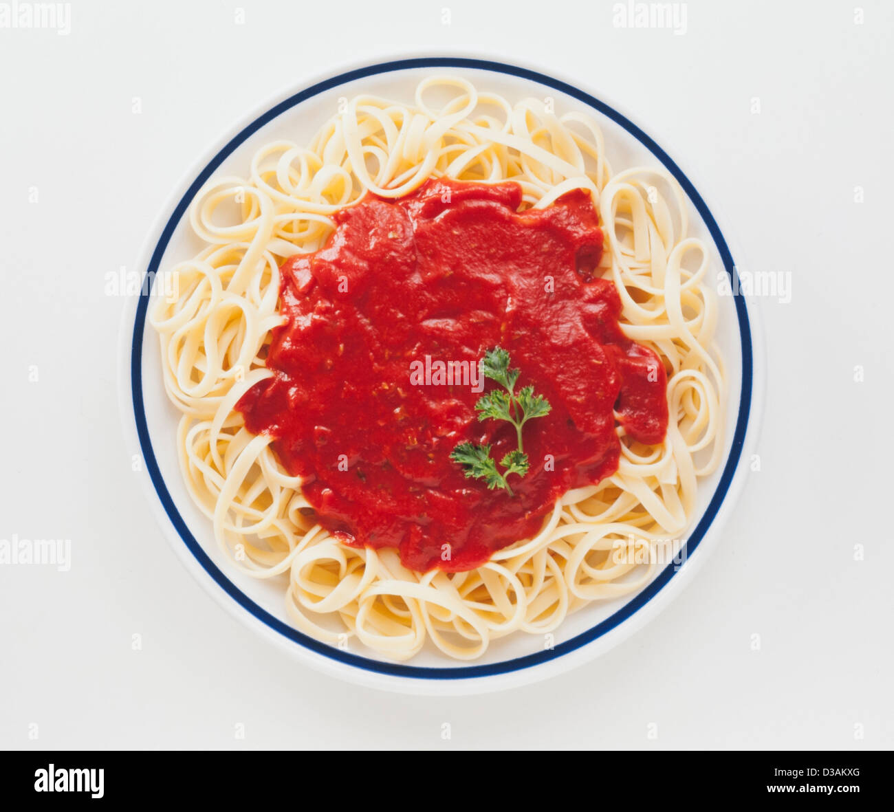 heiße Teller Spaghetti mit Tomatensauce von oben gesehen ...