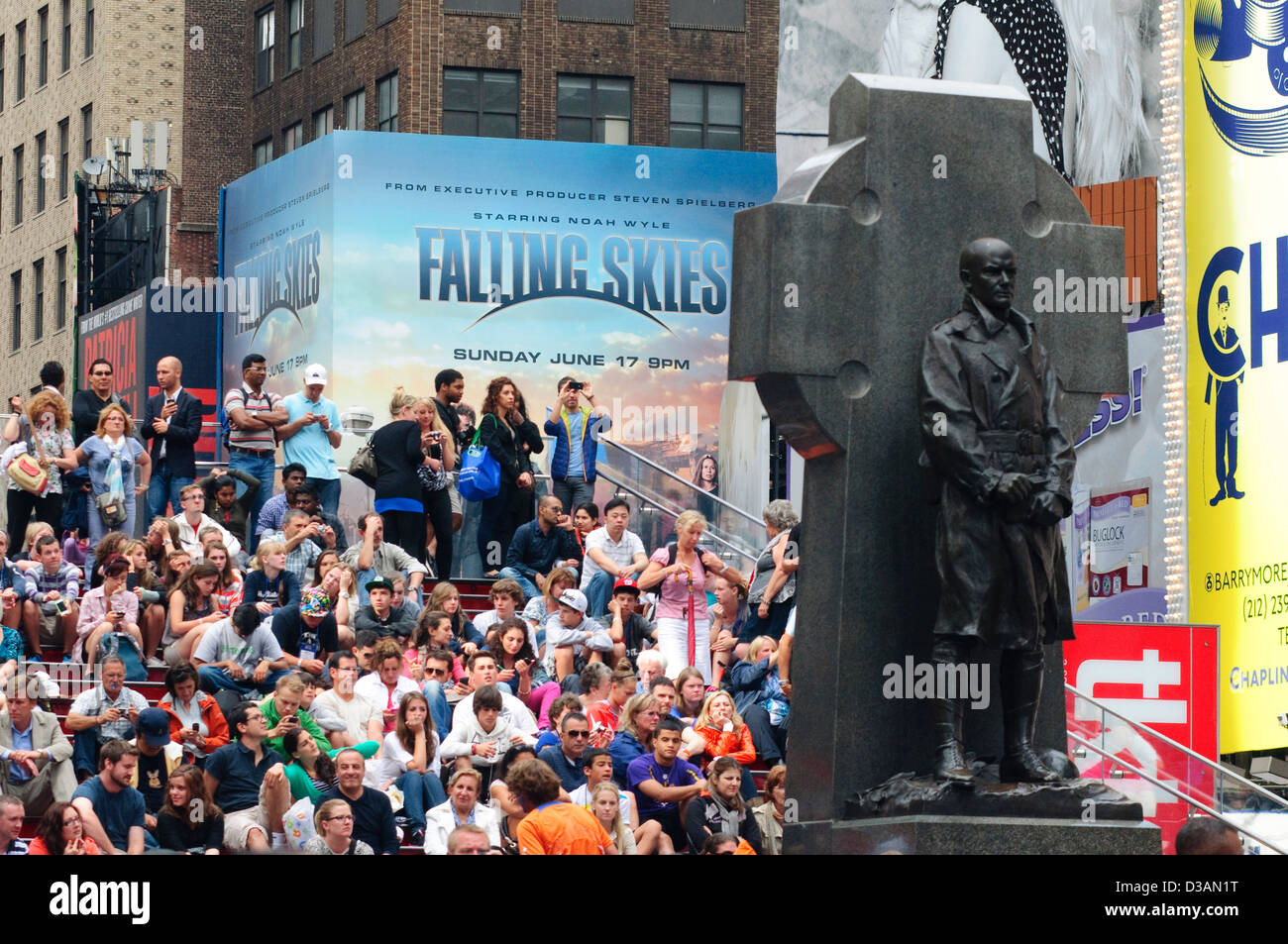 Touristen in Duffy Square, der obere Teil des Times Square, Statue von ...