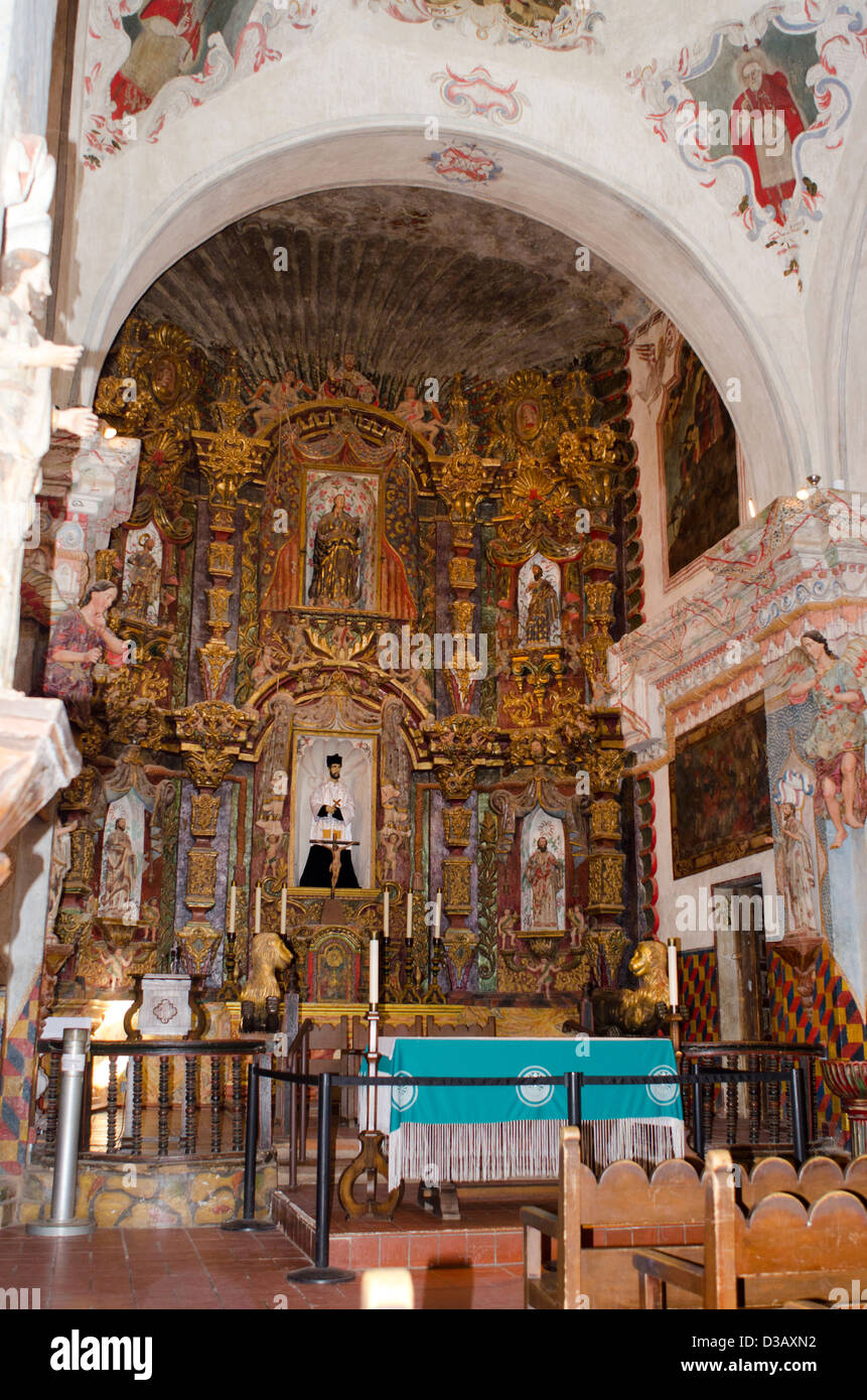 Der Altar des San Xavier del Bac Mission sind kunstvoll mit Heiligen ...