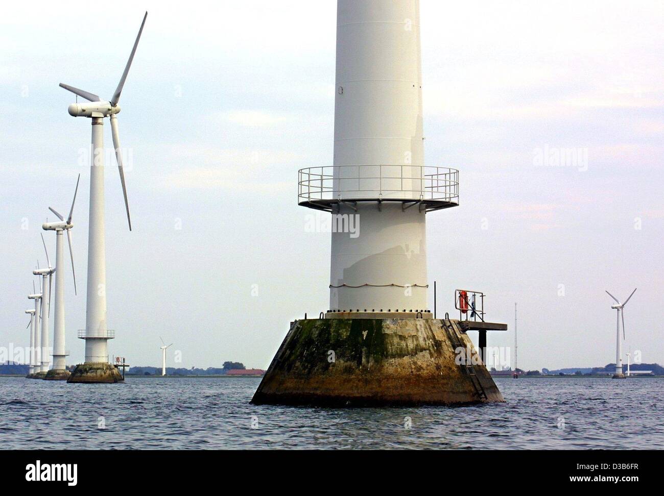 Offshore wind park in baltic -Fotos und -Bildmaterial in hoher ...