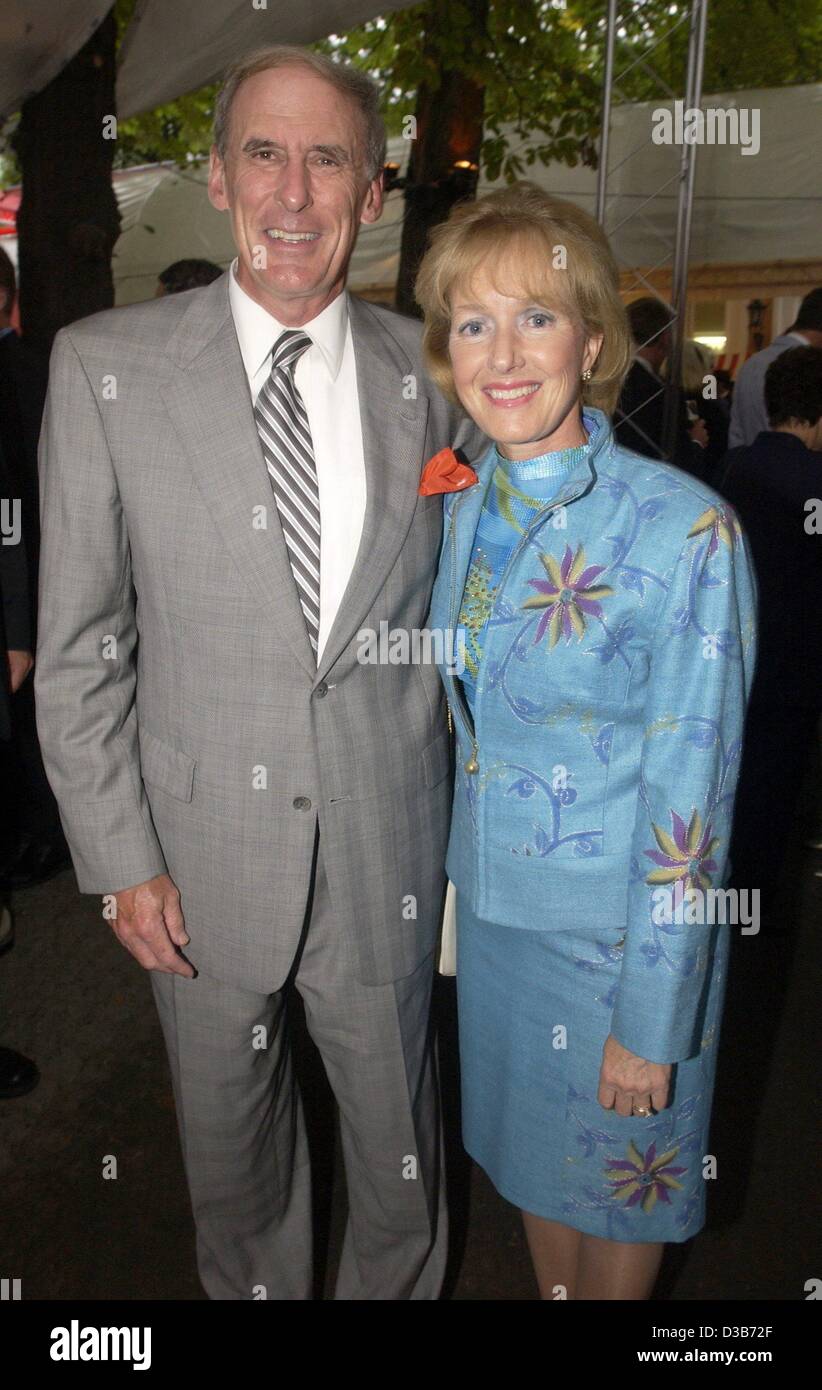 (Dpa) - US-Botschafter Daniel Coats und seine Frau Marsha kommen auf ...