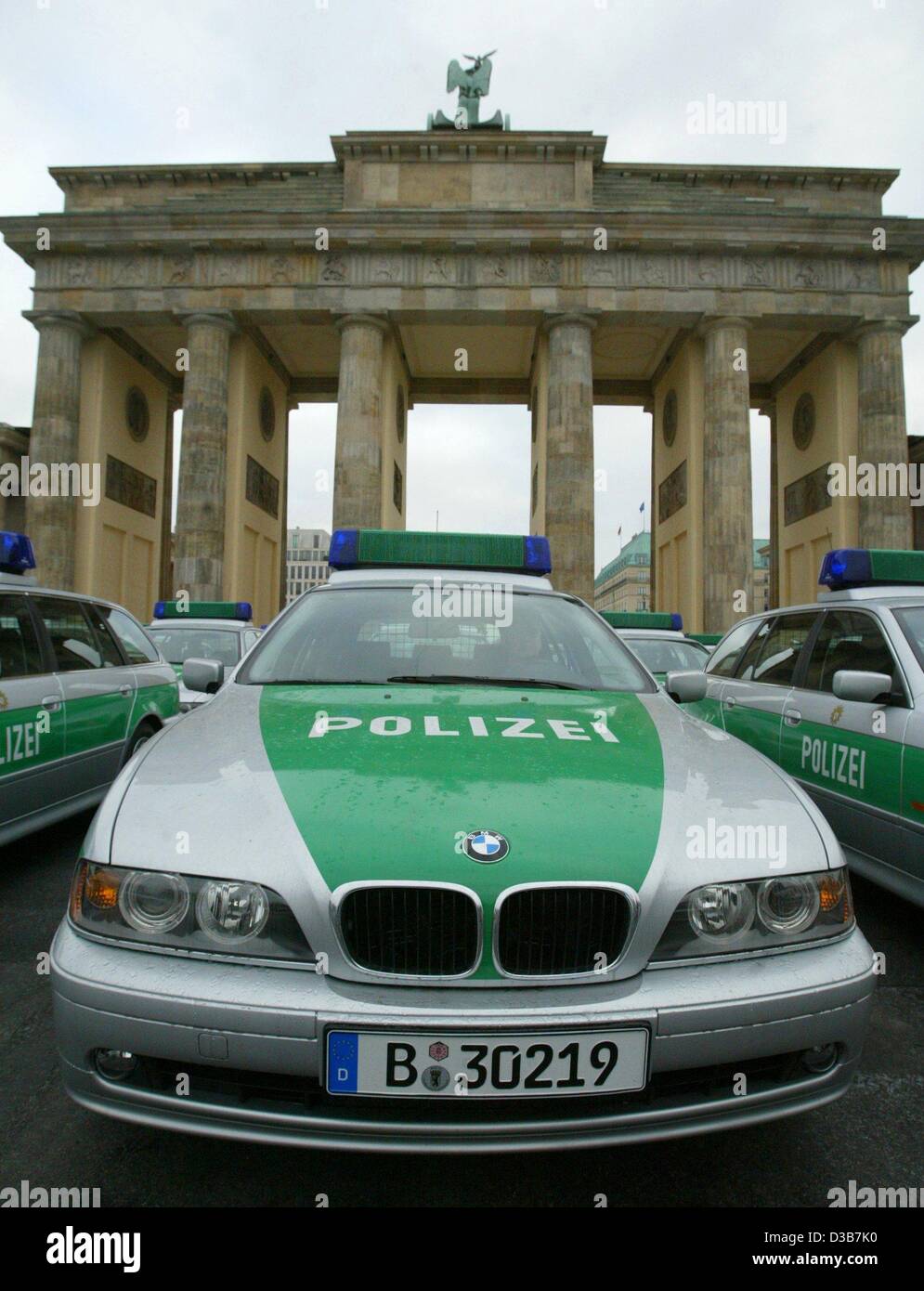 (Dpa) - steht ein BMW der Berliner Polizei vor dem Brandenburger Tor in ...