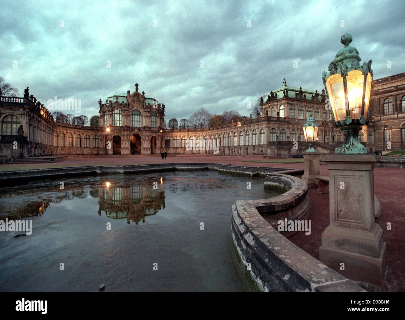(Dpa-Dateien) - der Barock Wand-Pavillon des Zwingers ist spiegelt sich ...