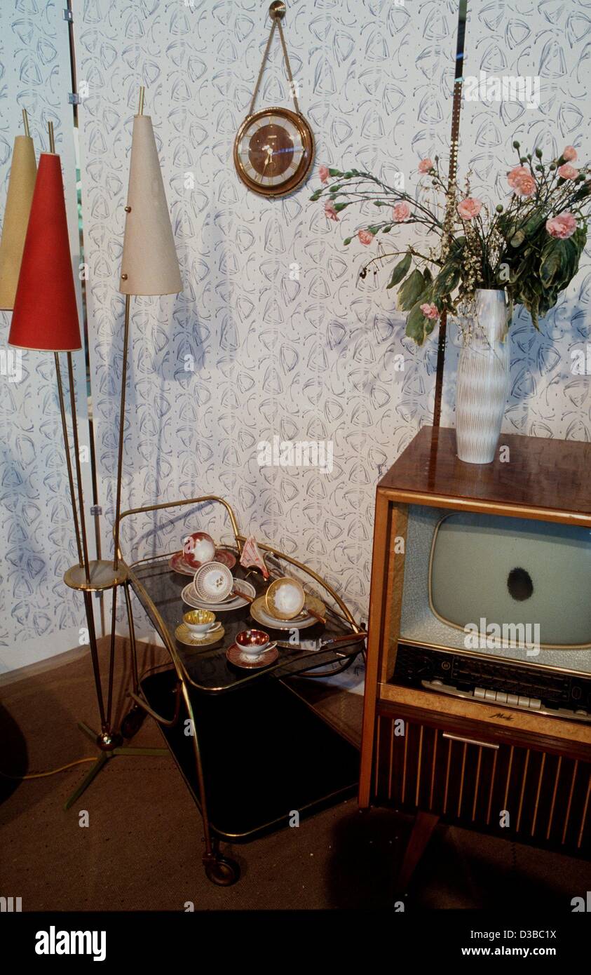 1950s television tv set -Fotos und -Bildmaterial in hoher Auflösung – Alamy