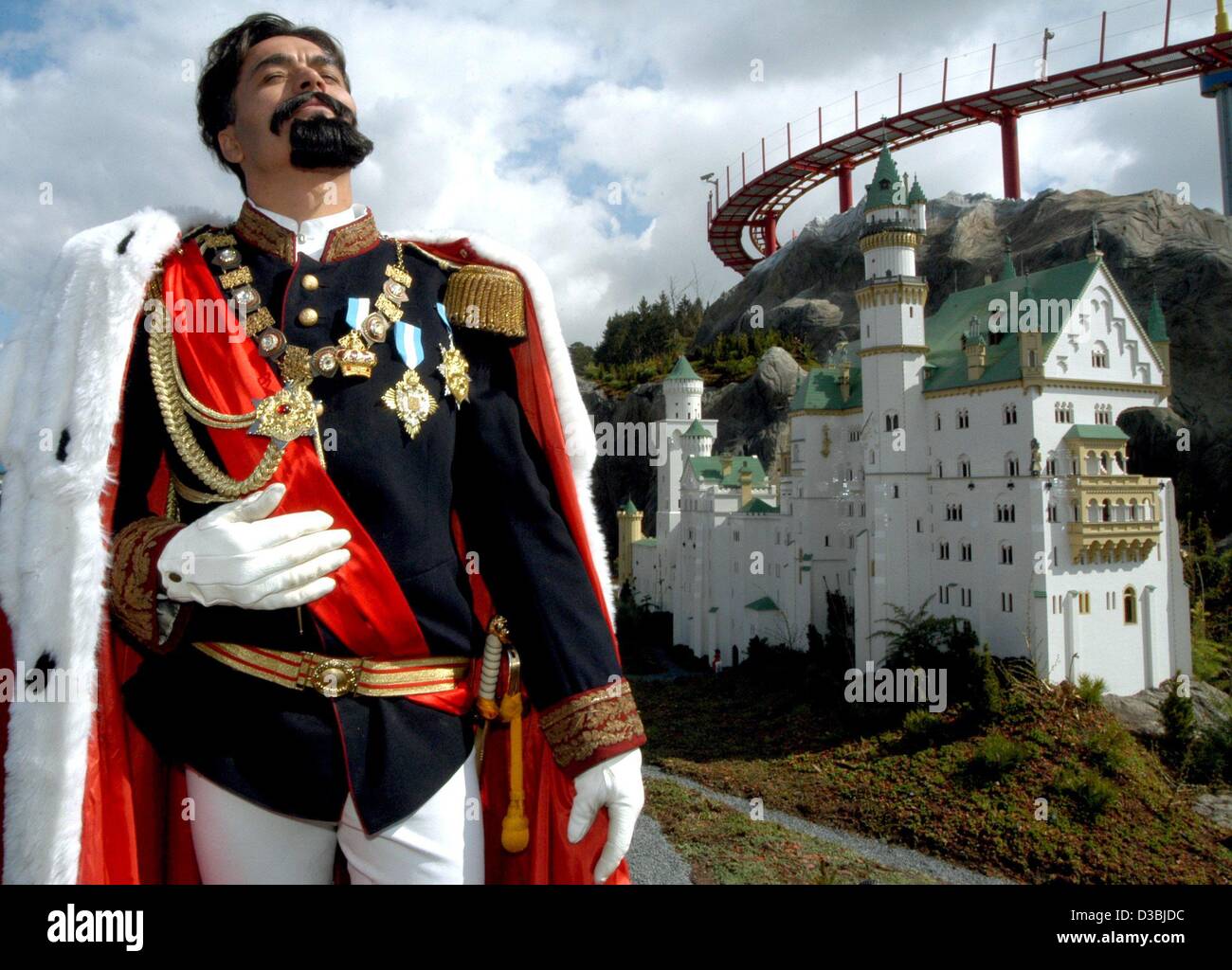 als König Ludwig II Posen vor dem Modell von Schloss Neuschwanstein ...