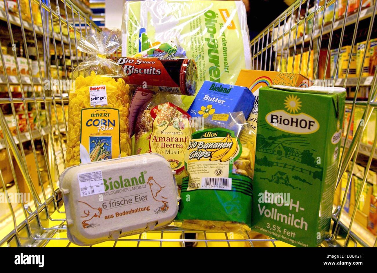 (Dpa) - ein Trolley steht voll gepackt mit Bio-Lebensmittel und ...
