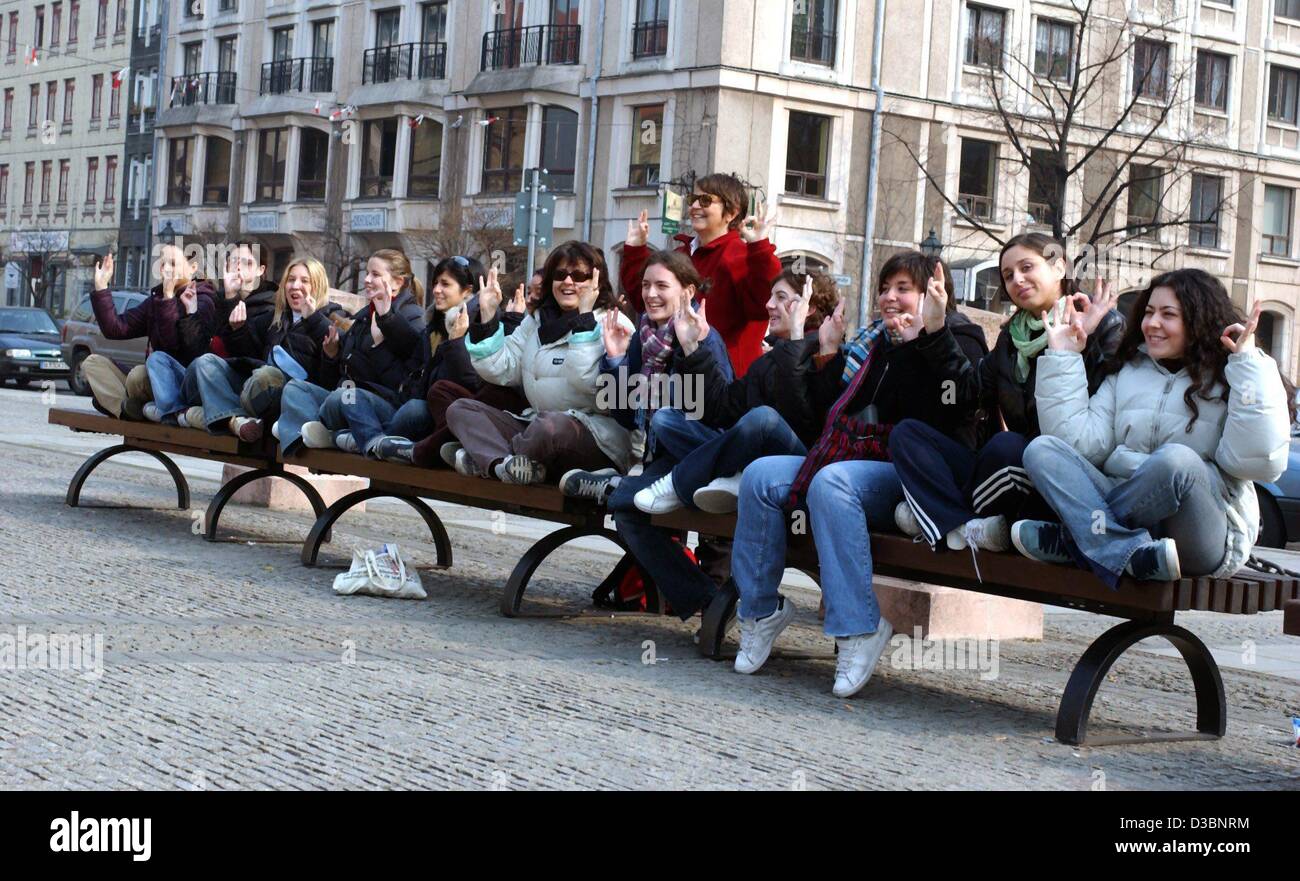Bank von der schule -Fotos und -Bildmaterial in hoher Auflösung – Alamy