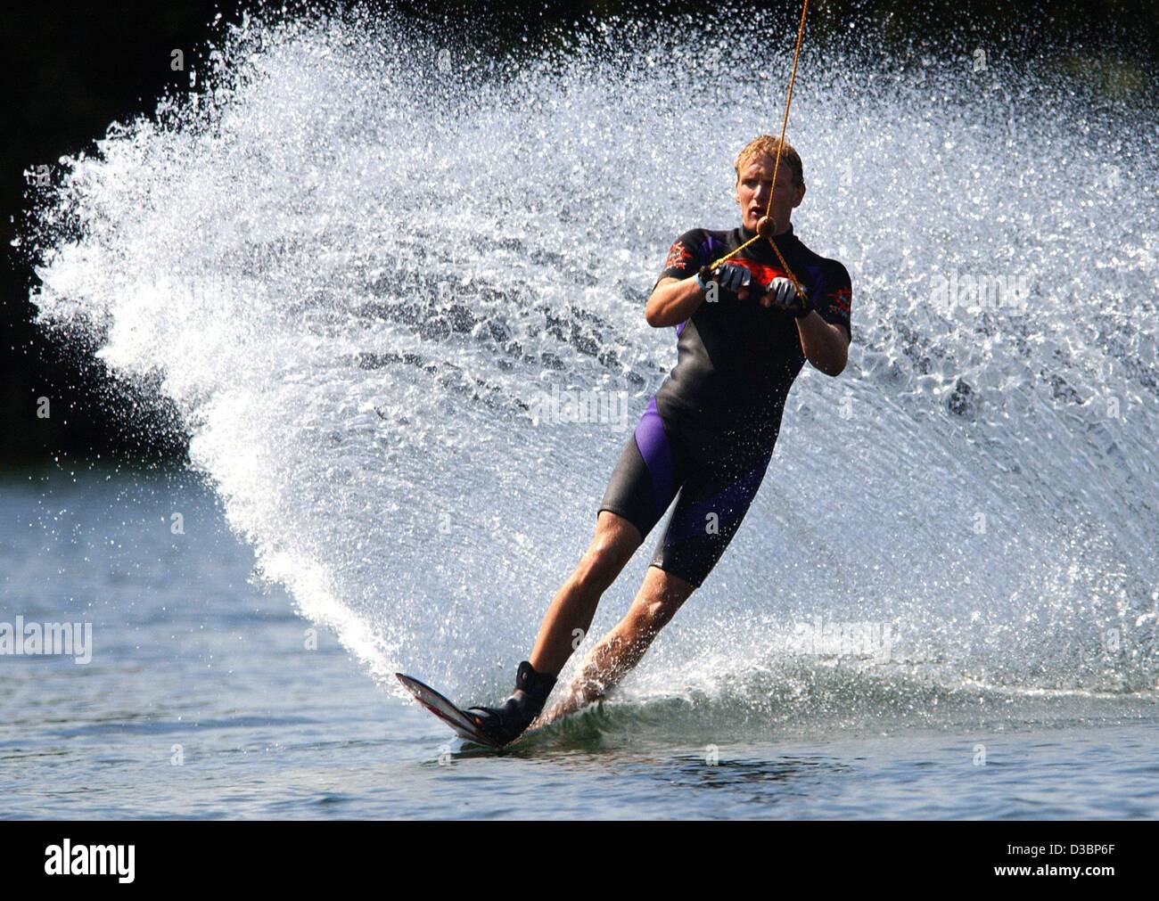 (Dpa) - ein Wasserskifahrer Baden seine erfrischende, übt da er macht ...