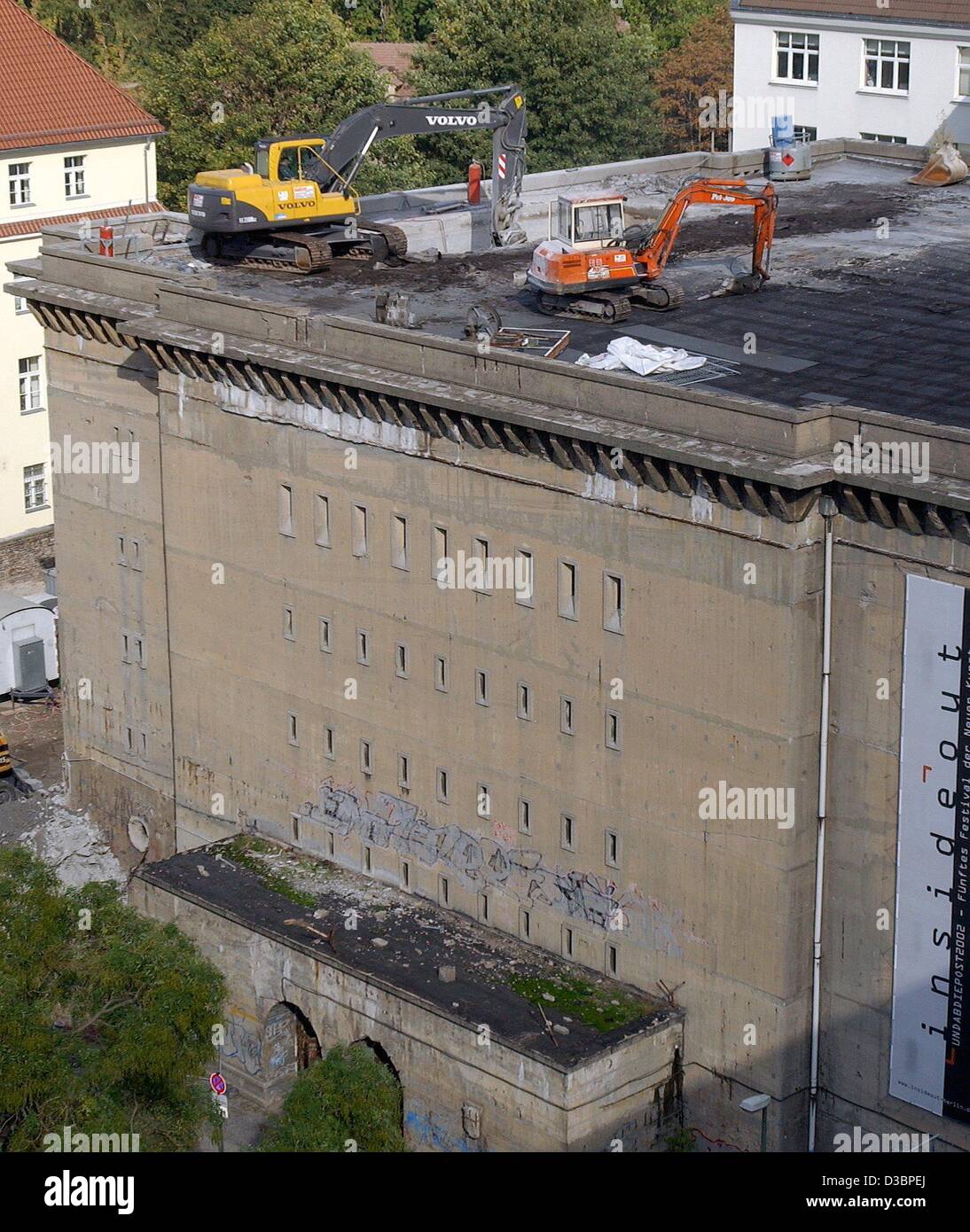 (Dpa) - stehen zwei Bagger auf dem Dach von einem 18 m hohen ...