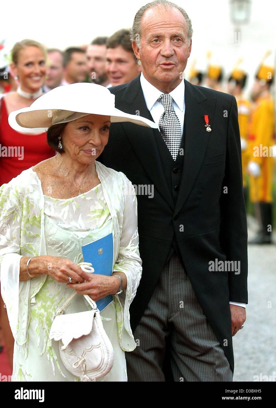 (Dpa) - spanische König Juan Carlos, Pate der Braut, kommt mit der ...