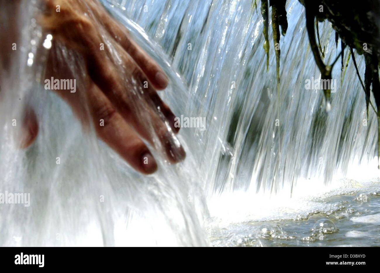 (Dpa) - eine Person in das heiße Sommerwetter abkühlen hält seine Hand ...