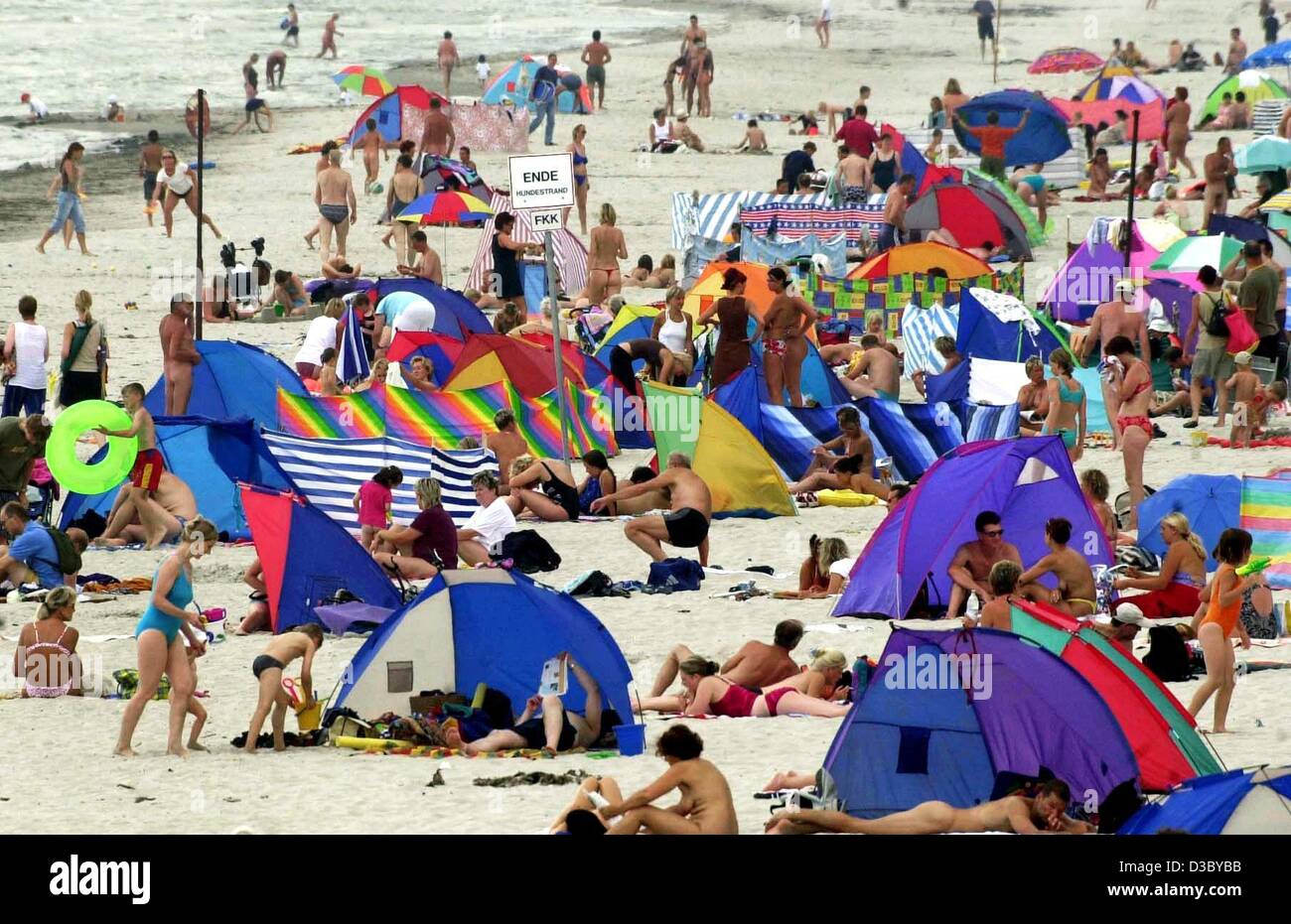 (Dpa) - Urlauber genießen das sonnige Wetter am Strand in Prora auf der ...