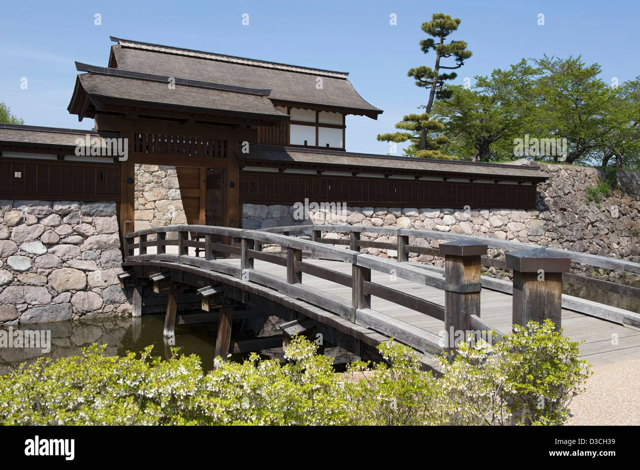 Holzbrücke über wassergraben -Fotos und -Bildmaterial in hoher Auflösung – Alamy