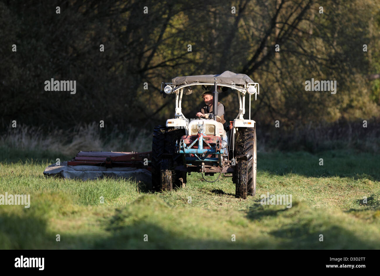 Bauer auf dem traktor -Fotos und -Bildmaterial in hoher Auflösung – Alamy