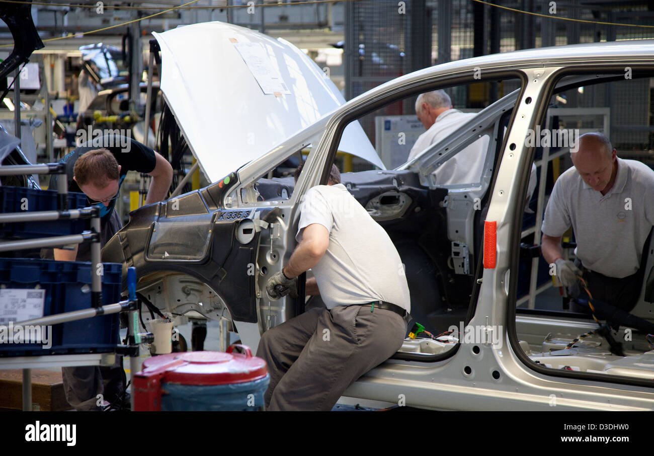 Production line at opel factory -Fotos und -Bildmaterial in hoher ...