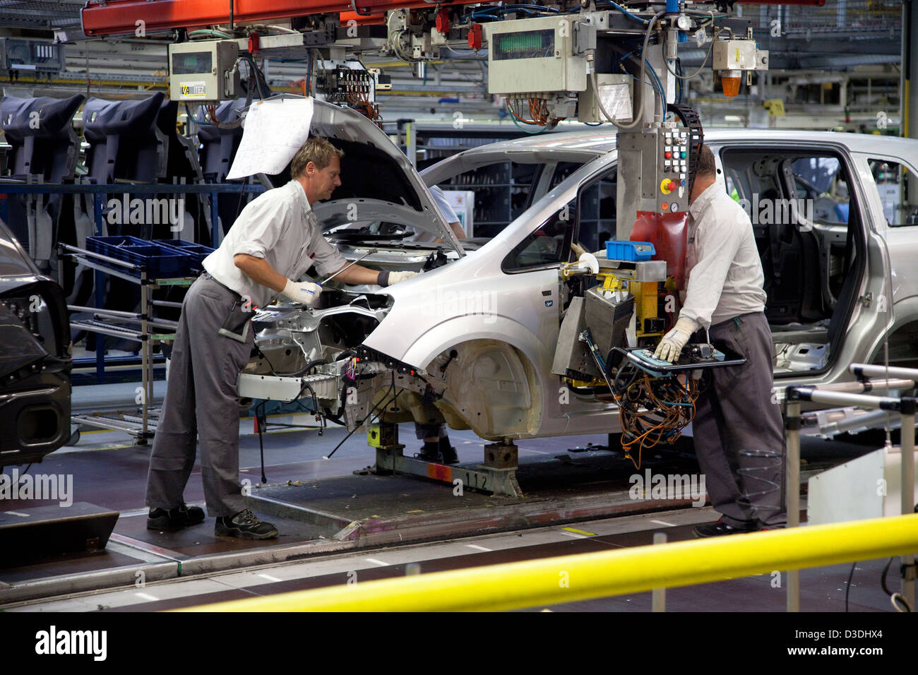 Production line at opel factory -Fotos und -Bildmaterial in hoher ...