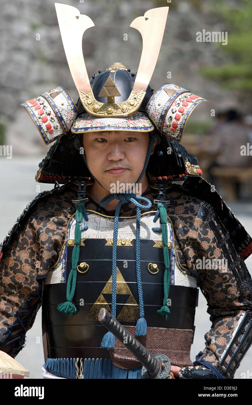 Eine junge Sonntag Samurai eine traditionelle Krieger Rüstung Kostüm ...