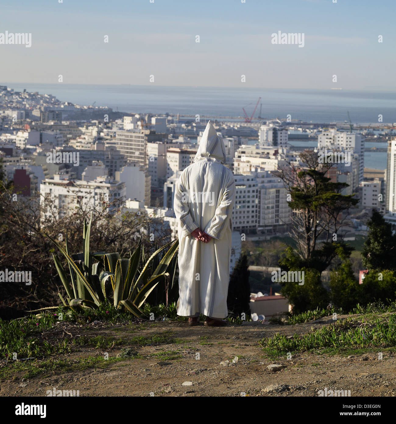 Tanger, Marokko. Mann trägt traditionelle Djellaba Blick in Richtung ...