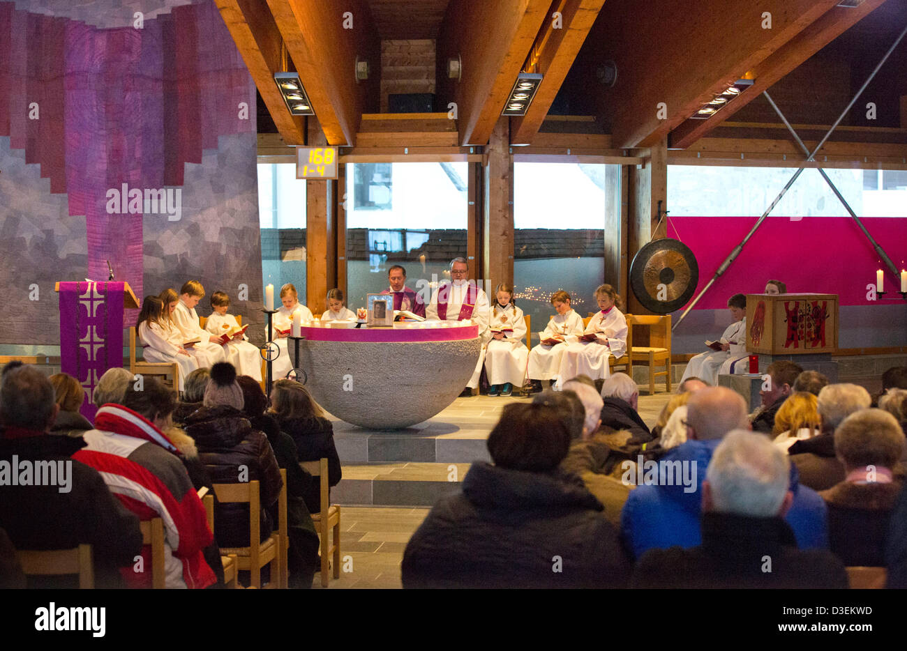 Menschen besuchen das Gebet für Prinz Johan Friso der Niederlande in ...