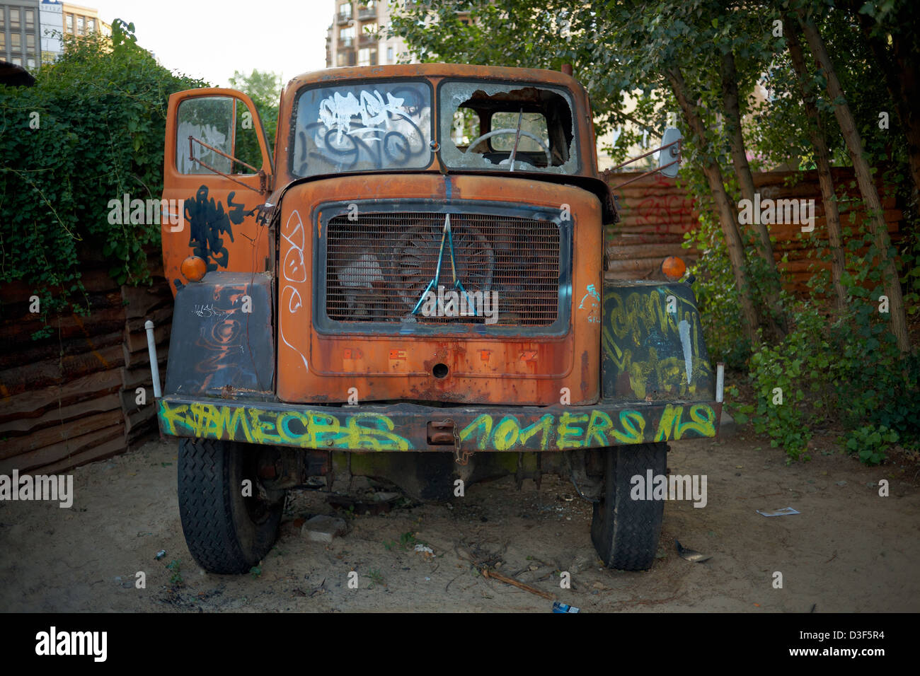 Berlin, Deutschland, steht die uralte Magirus-Deutz LKW im Hof des ...