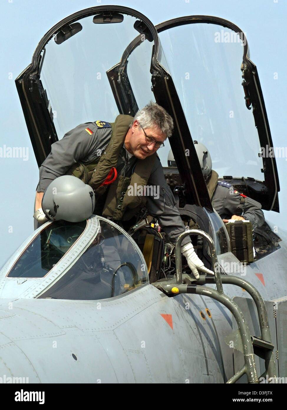 (Dpa) - Generalleutnant Gerhard Back kommt mit einem Bundeswehr-Jet vom Typ Phantom F4F an die ...