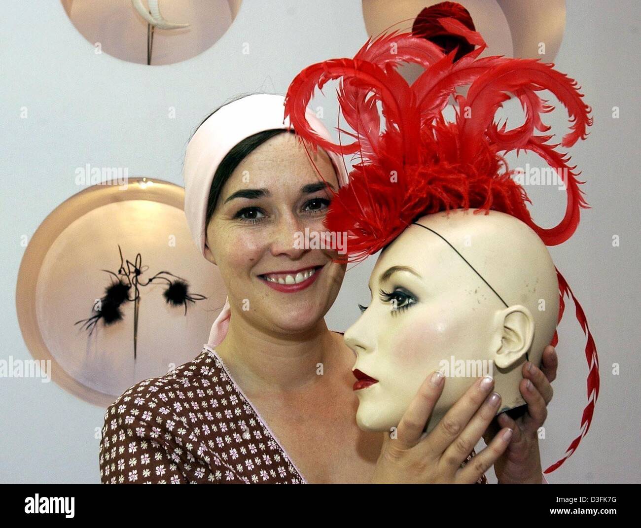 (Dpa) - Hutmacher Fiona Bennett einen Dummy mit einer Feder-Kreation ...