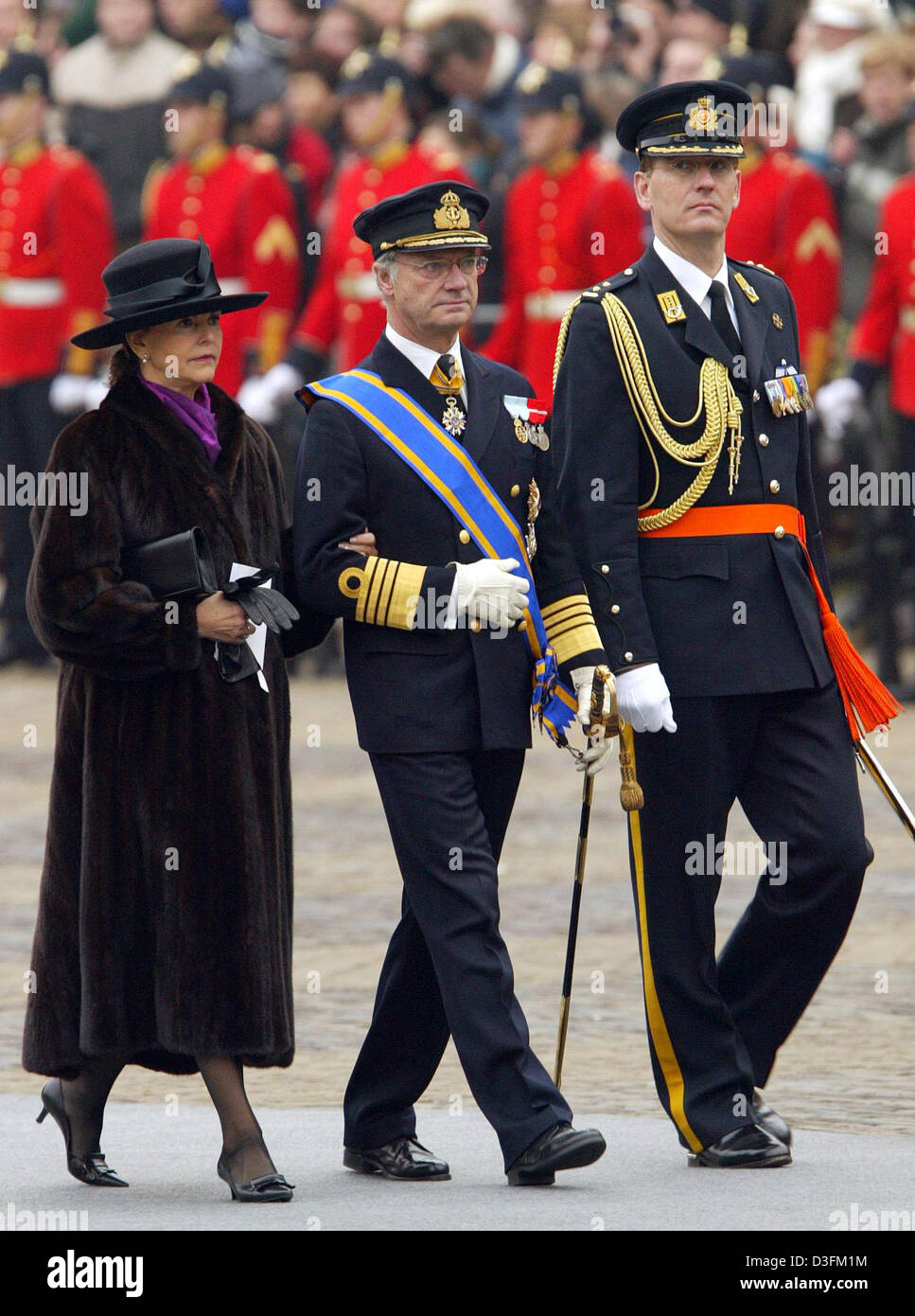(Dpa) - Königin Silvia und König Carl Gustaf von Sweden (C) ihren ...