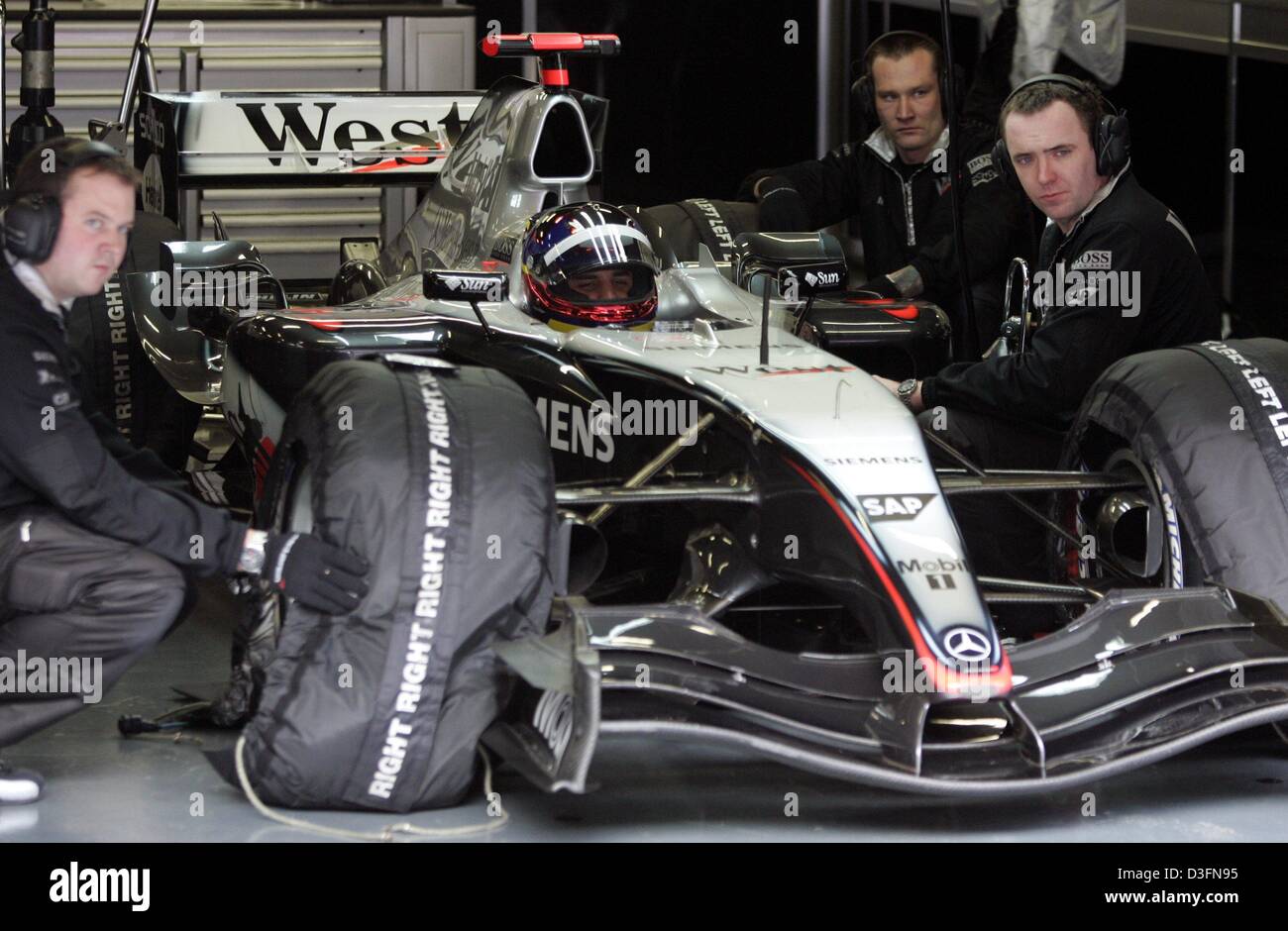(Dpa) - kolumbianische Formel 1 Fahrer Montoya sitzt in einem McLaren ...