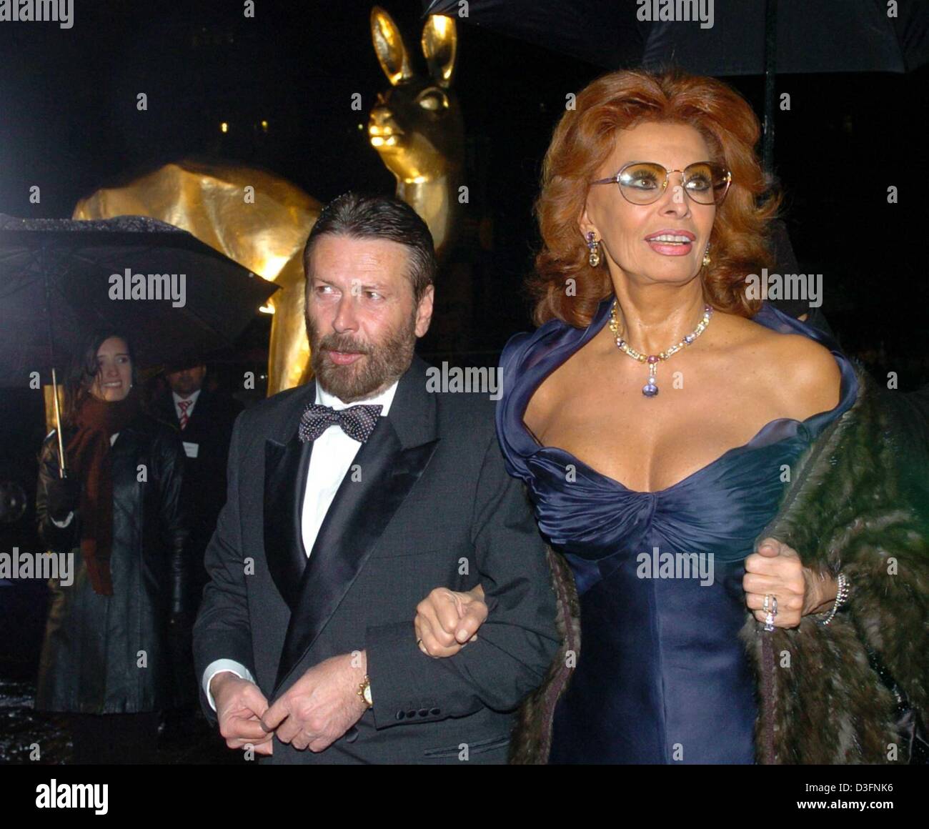 Sophia Loren Ihre Begleitung Stockfotos und -bilder Kaufen - Alamy