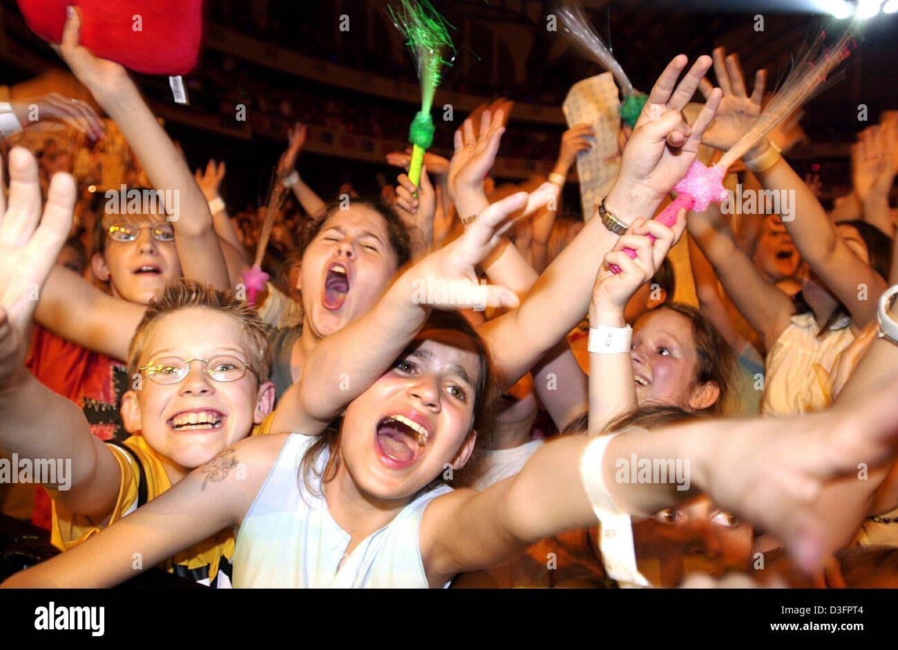 (Dpa) - schreien Teenager Fans während des Konzerts der "Deutschen ...