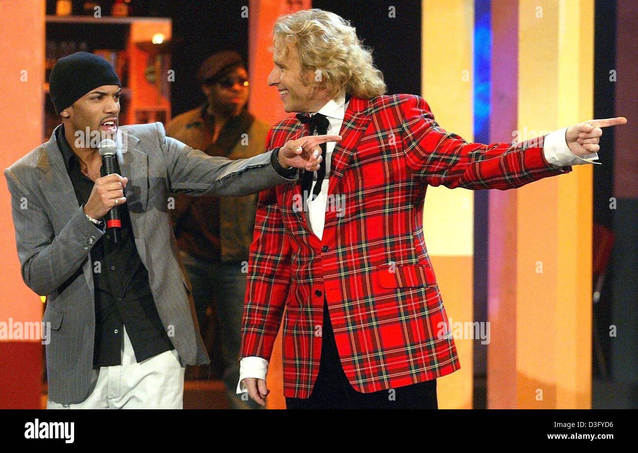 (Dpa)-TV-Moderatorin Thomas Gottschalk (R) imitiert britische Rhythm ...