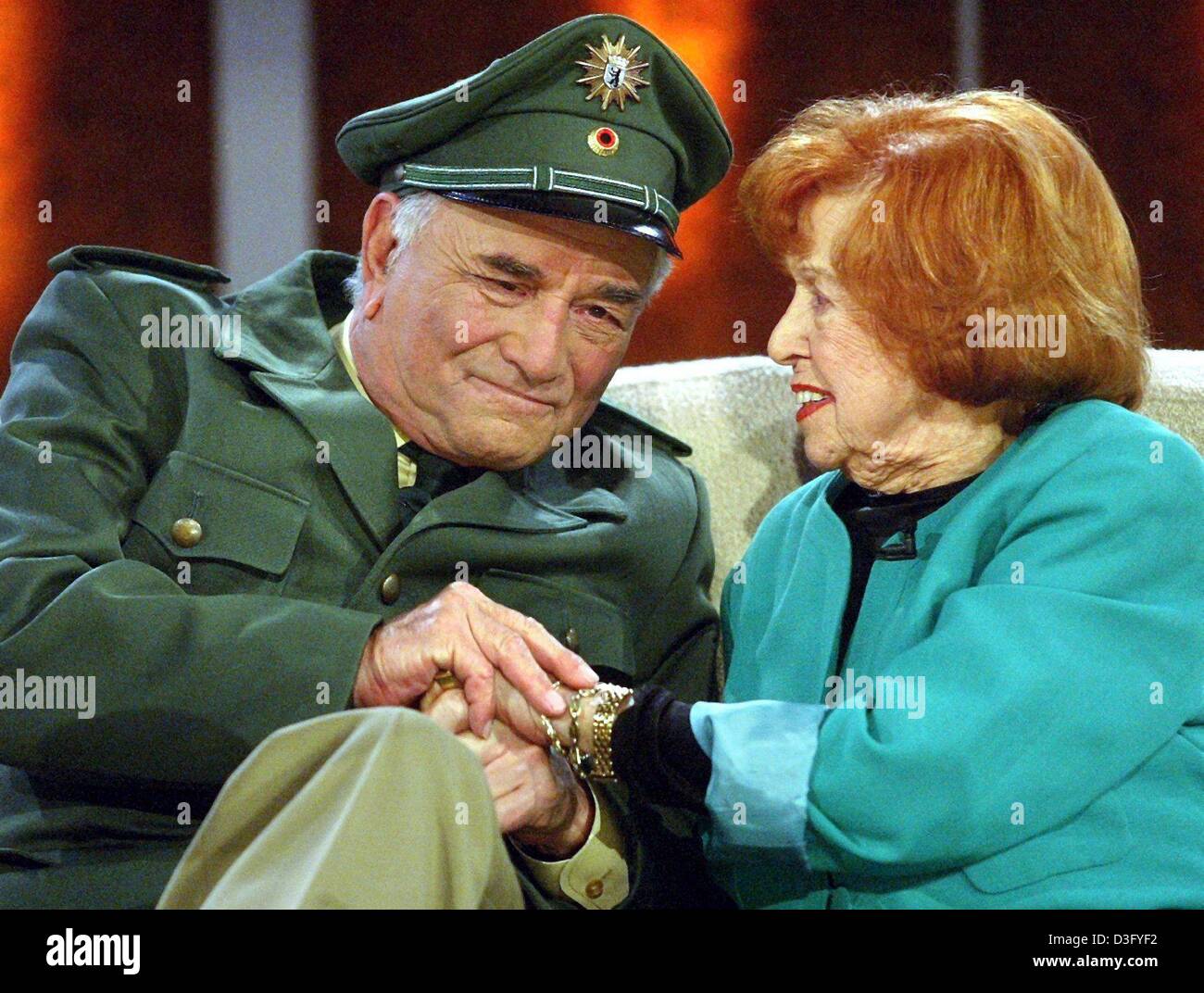 (Dpa) - US-Schauspieler Peter Falk, gekleidet wie ein deutscher Polizist, lächelt zusammen mit ...