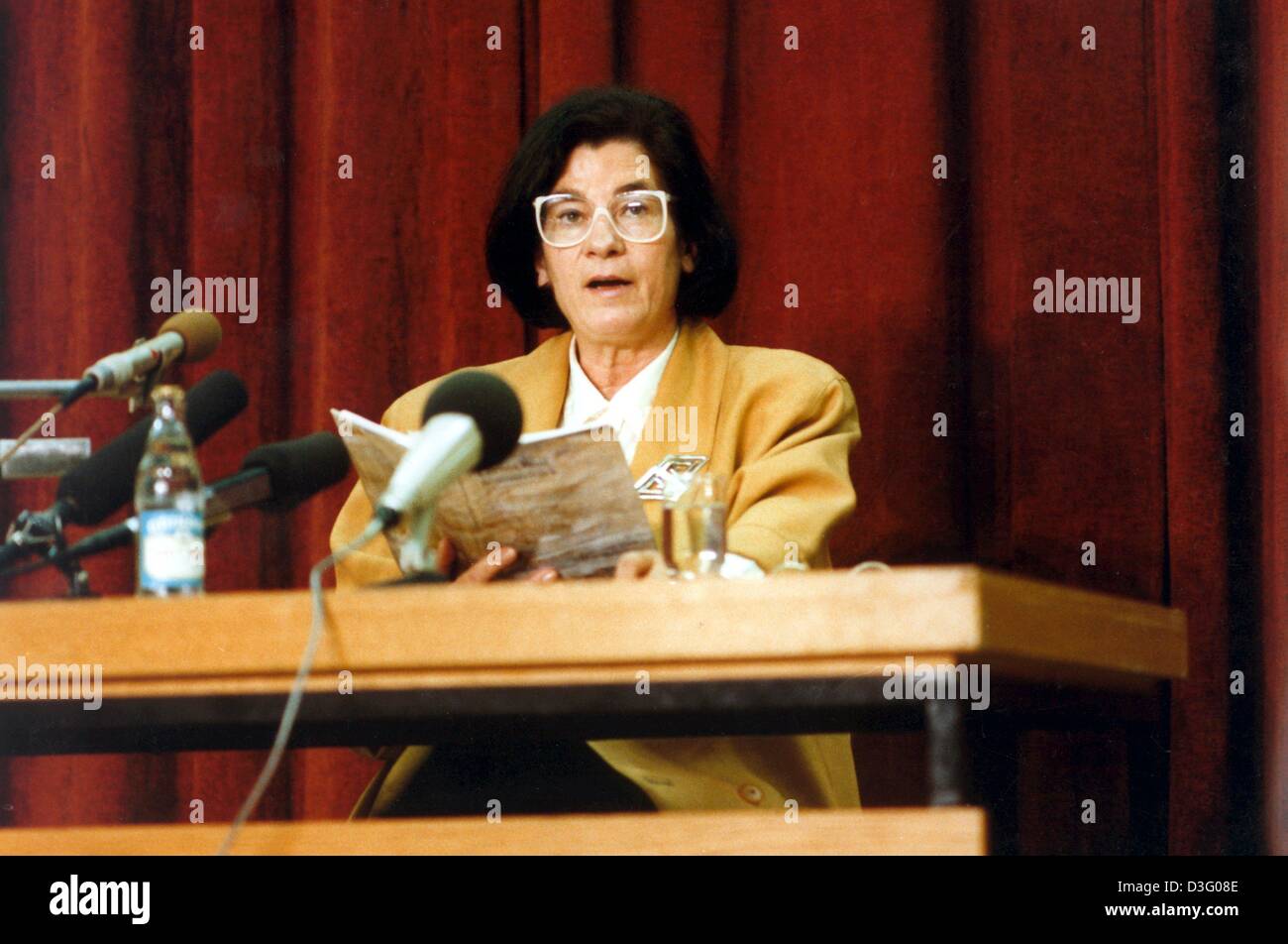 (Dpa-Dateien) - DDR-Autorin Christa Wolf aus ihrem Buch "Sommerstueck ...