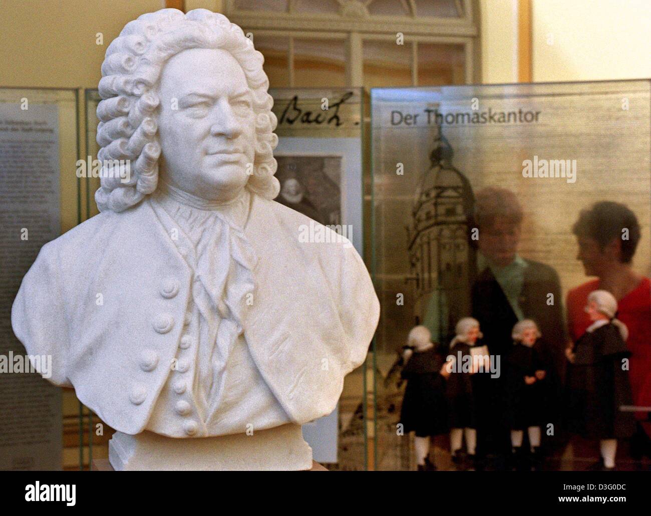 (Dpa-Dateien) - steht eine Büste des deutschen Komponisten Johann ...