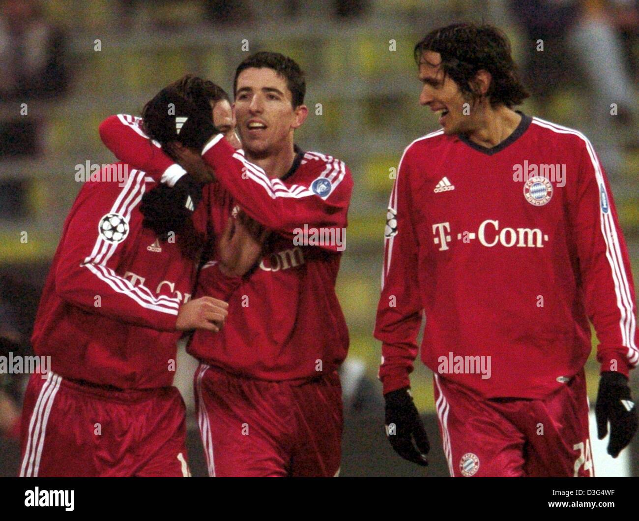 (Dpa) - Bayern Spieler Claudio Pizarro (L) und Roque Santa Cruz ihre ...