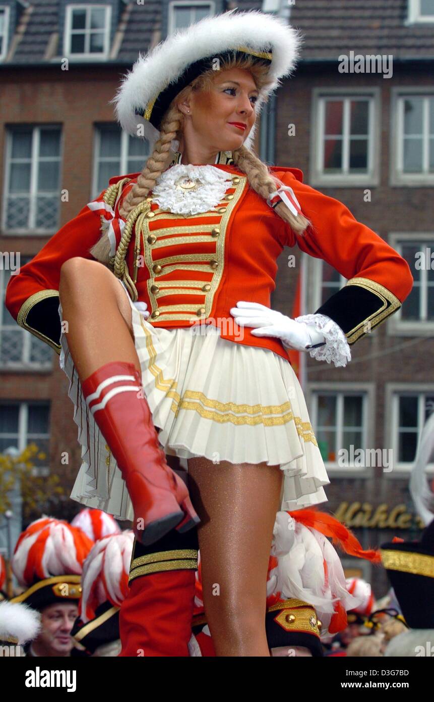 (Dpa) - ein "Funkenmariechen" (sparky Mariechen) wird angehoben durch ...