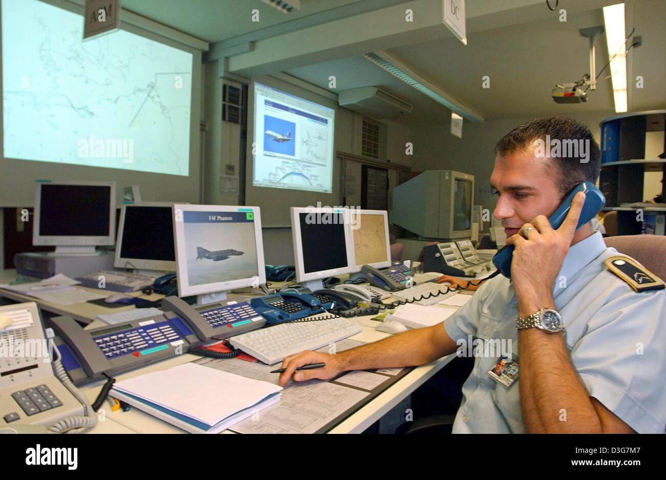 (Dpa) - sitzt ein Offizier der deutschen Luftwaffe an seinem ...