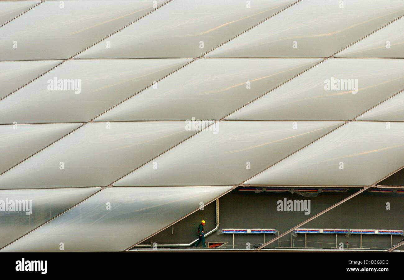 (Dpa) - ein Blick auf die futuristische Fassade der Allianz Arena in ...