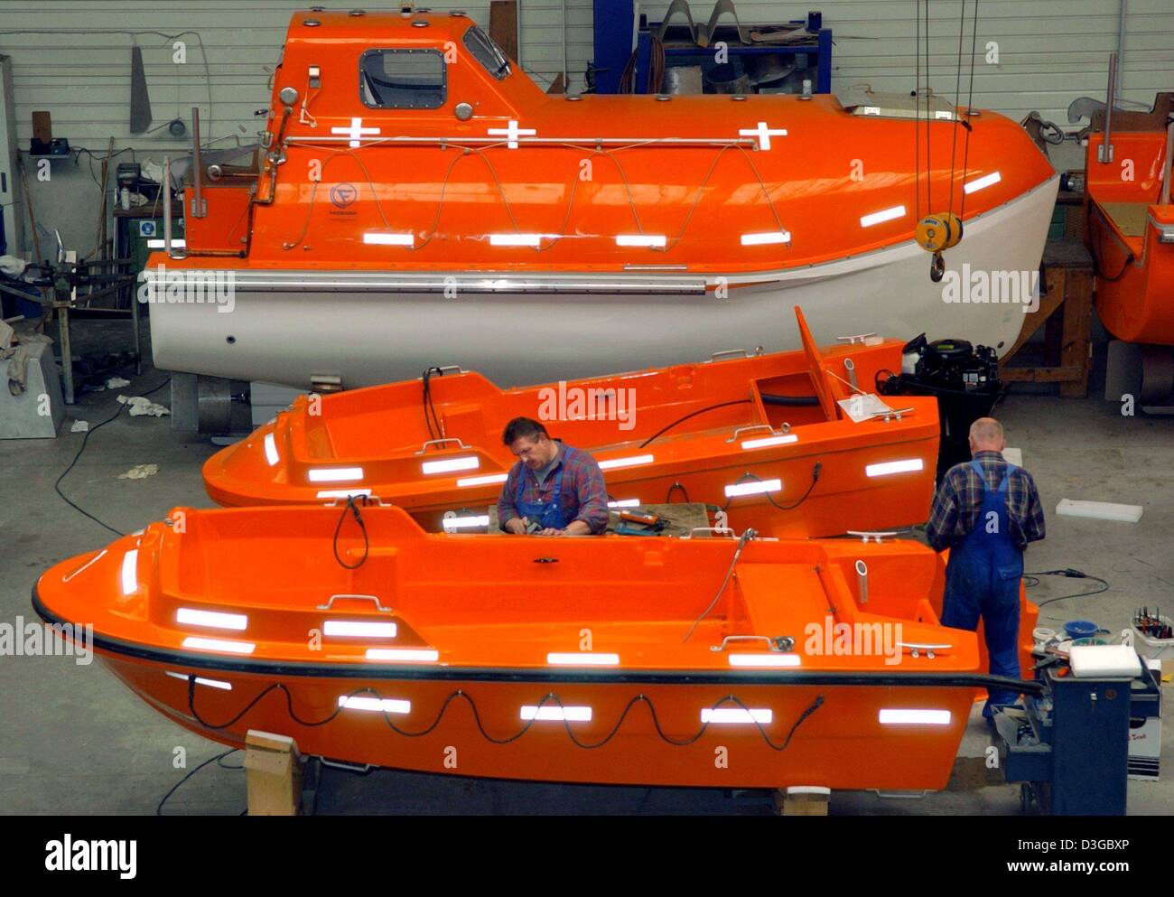 (Dpa) - Jürgen Zillmann (L) und Werner Schippke (R) arbeiten an vier ...