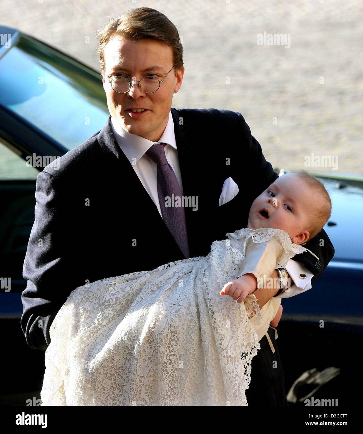 (Dpa) - kommt Prinz Constantijn der Niederlande mit seinem Baby Sohn ...