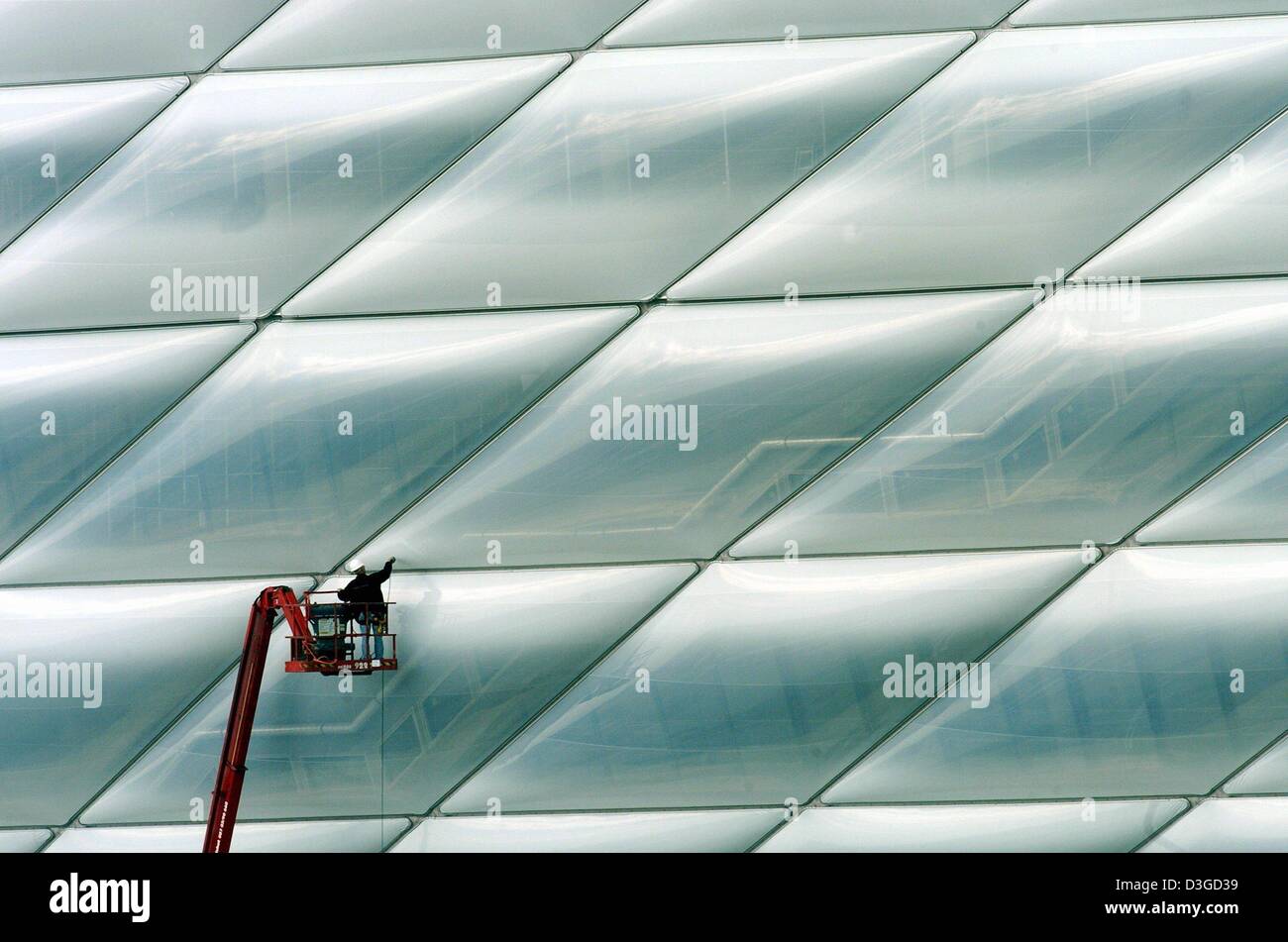 (Dpa) - ein Blick auf die futuristische Fassade der Allianz Arena in ...