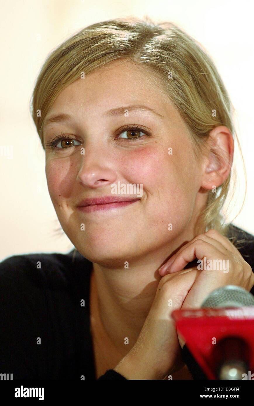 (Dpa) - Schauspielerin Alexandra Maria Lara präsentiert ihren neuen ...