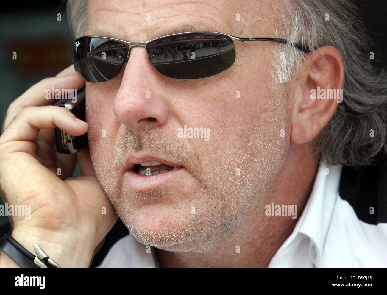 (Dpa) - David Richards, Teamleiter des BAR-Honda, spricht auf seinem ...