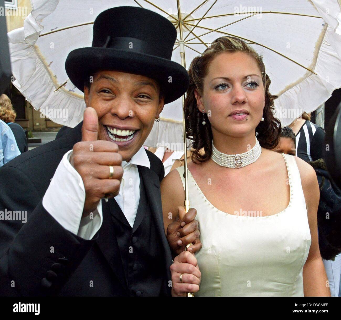 (Dpa) - US-Soul und Blues Sängerin Marla Glen (R) Gesten ein "Daumen hoch" und lächelt, während ...