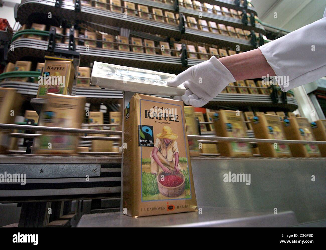 (Dpa) - ein Mitarbeiter wiegt eine Packung Kaffee bei Kaffeehersteller ...