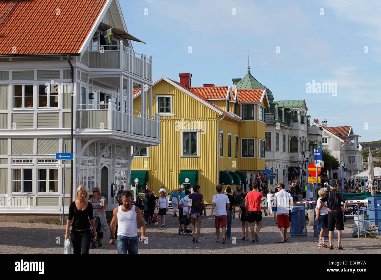 Marstrand Schweden, Passanten und Häuser über den Hafen auf der Insel ...