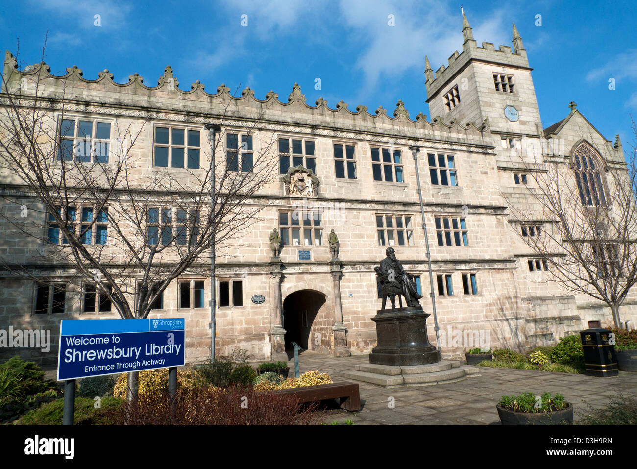 Außenansicht der Shrewsbury Public Library und Schild mit der Charles ...